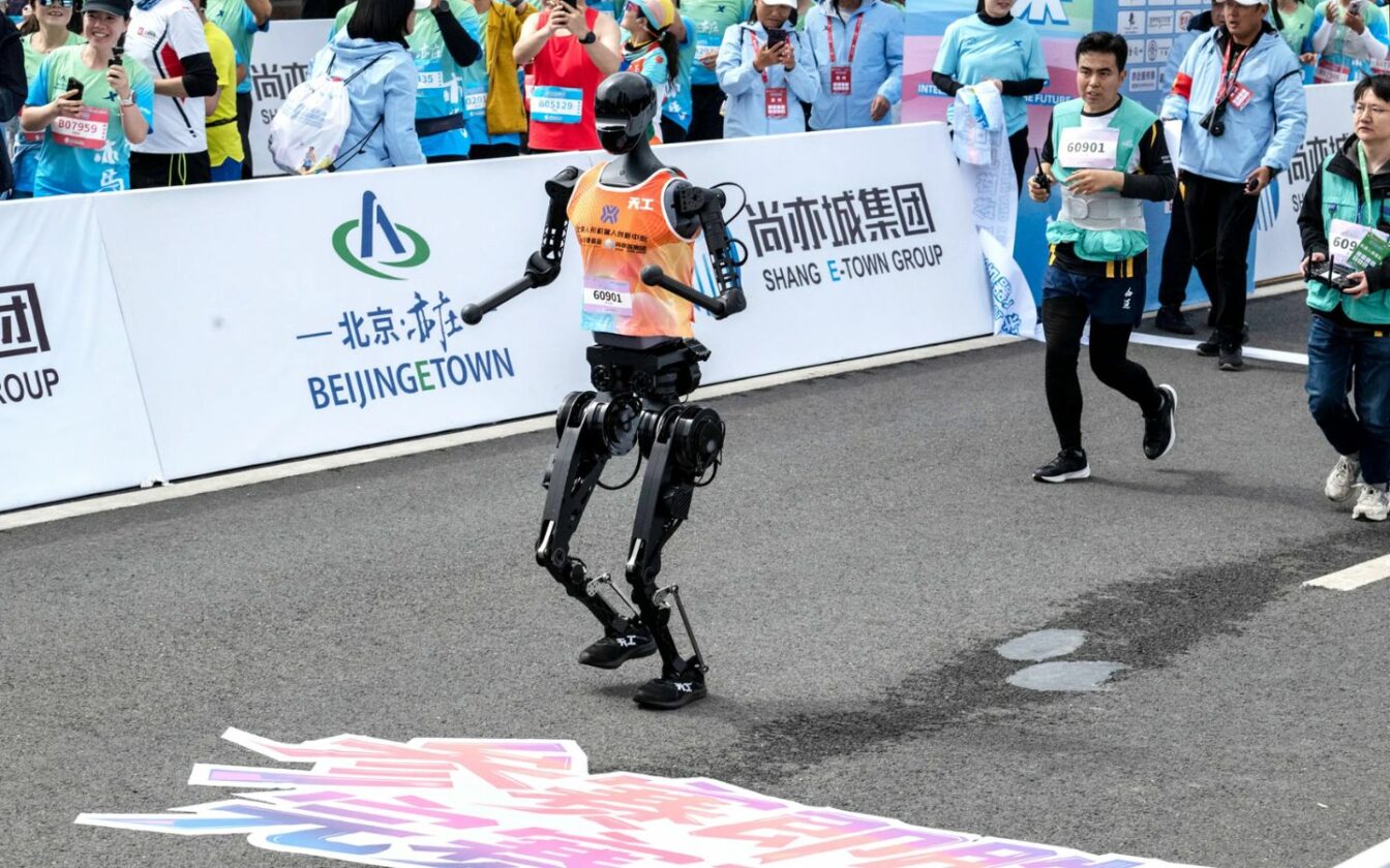Khởi động cuộc thi bán marathon robot đầu tiên trên thế giới | Phongvu.vn