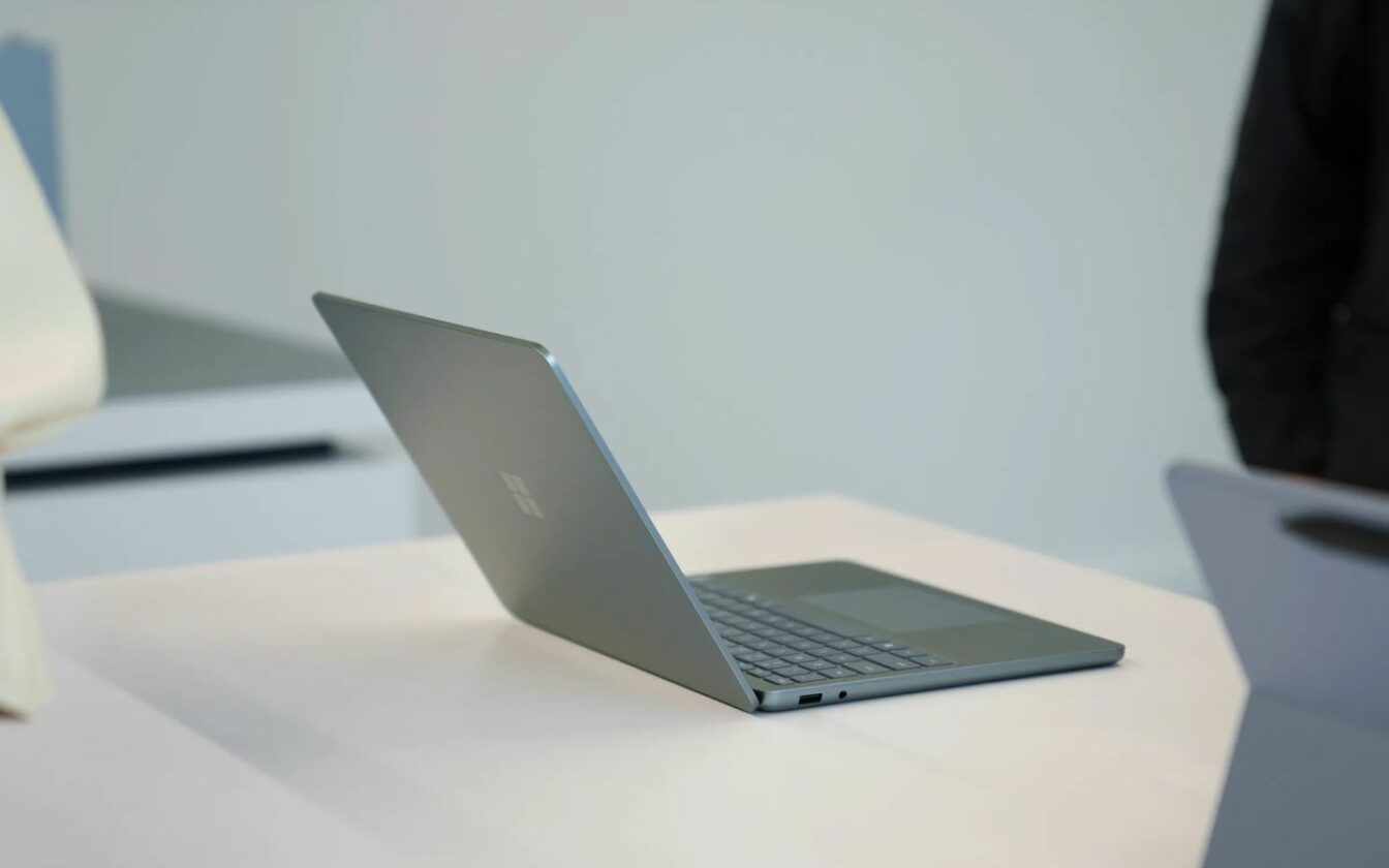 Laptop Surface mới không có củ sạc kèm theo