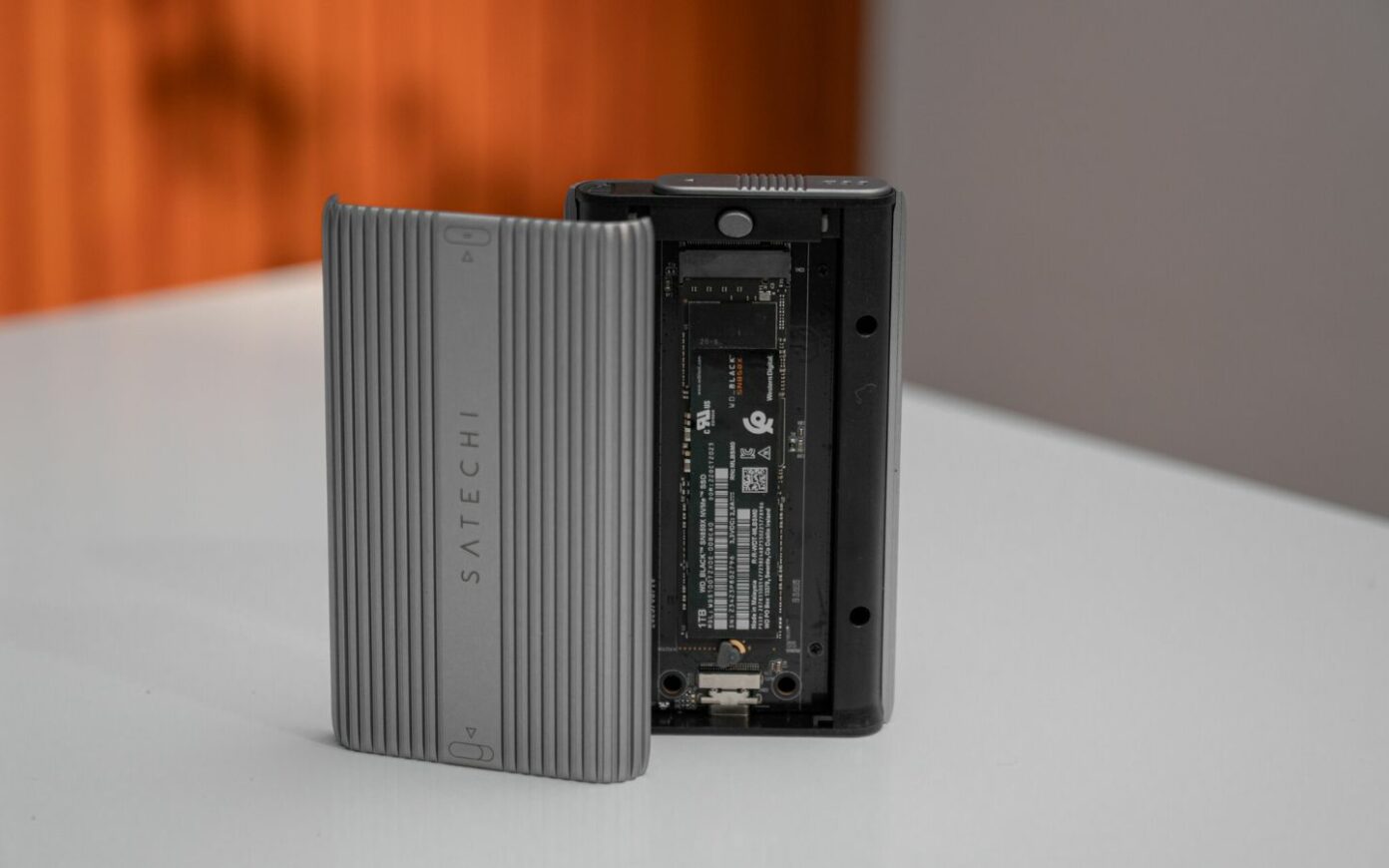 Nên mua ổ cứng di động lắp sẵn hay tự lắp Box SSD? | Phongvu.vn